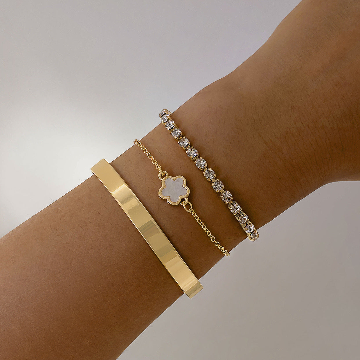 UNI-10768 - White Flower Gold - Bracelet Set of 3 – AB Wholesale